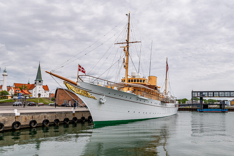 Kongeskibet Dannebrog har sat kursen mod Bornholm