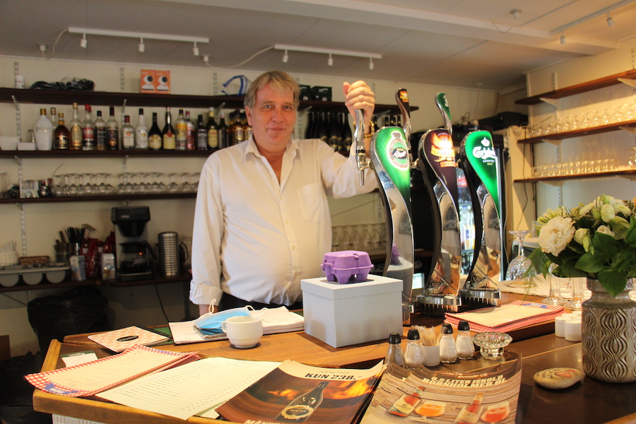 Farverig restauratør fylder 60 år...