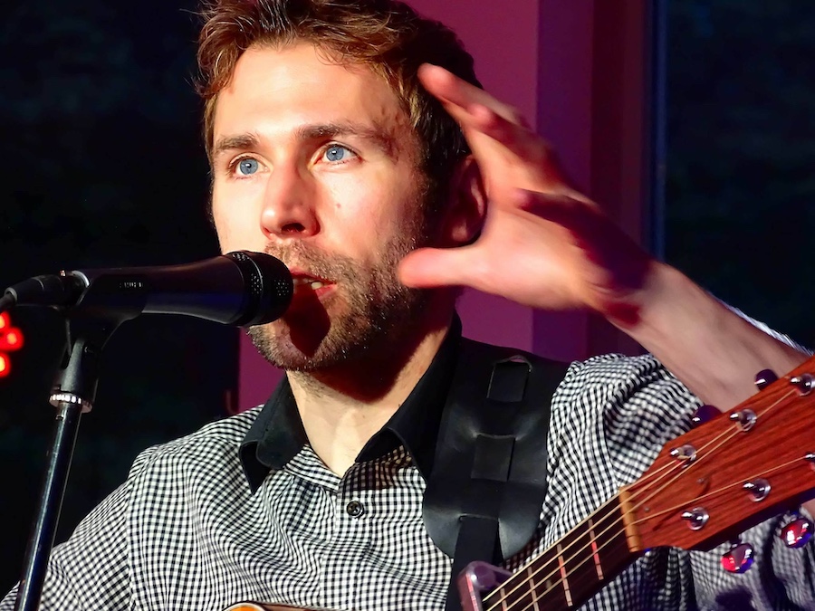 Intim koncert med skotske Simon Kempston i Svaneke